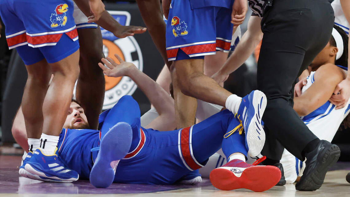 Kansas Duke basketball ejection to Hunter Dickinson for kick | Raleigh ...