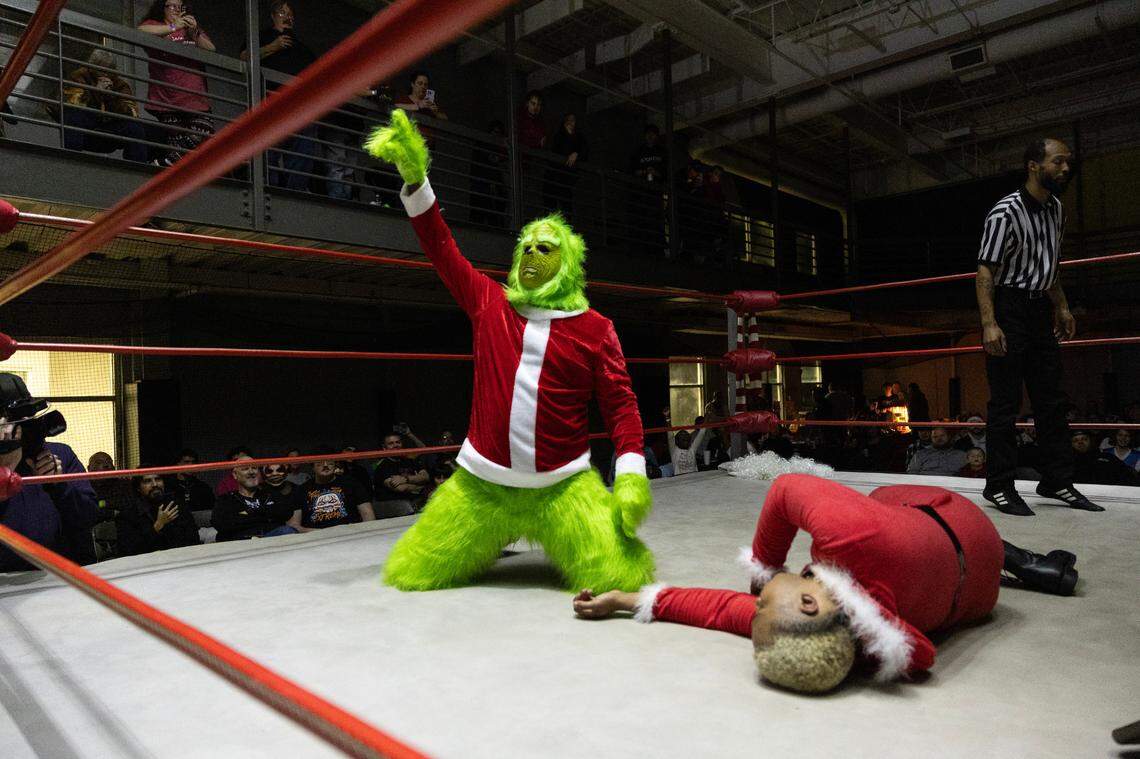 Grinch, Santa fight in FWE Xmas wrestling match in Cary, NC | Raleigh ...